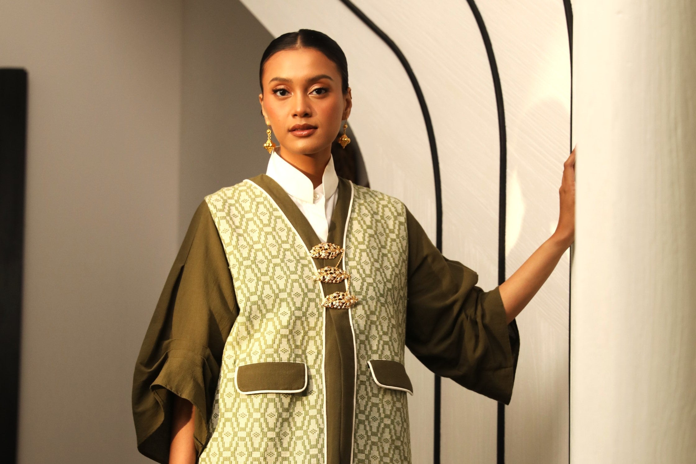 Tampil Beda di Momen Idul Fitri, Inspirasi Outfit Tenun Kompak dengan ...