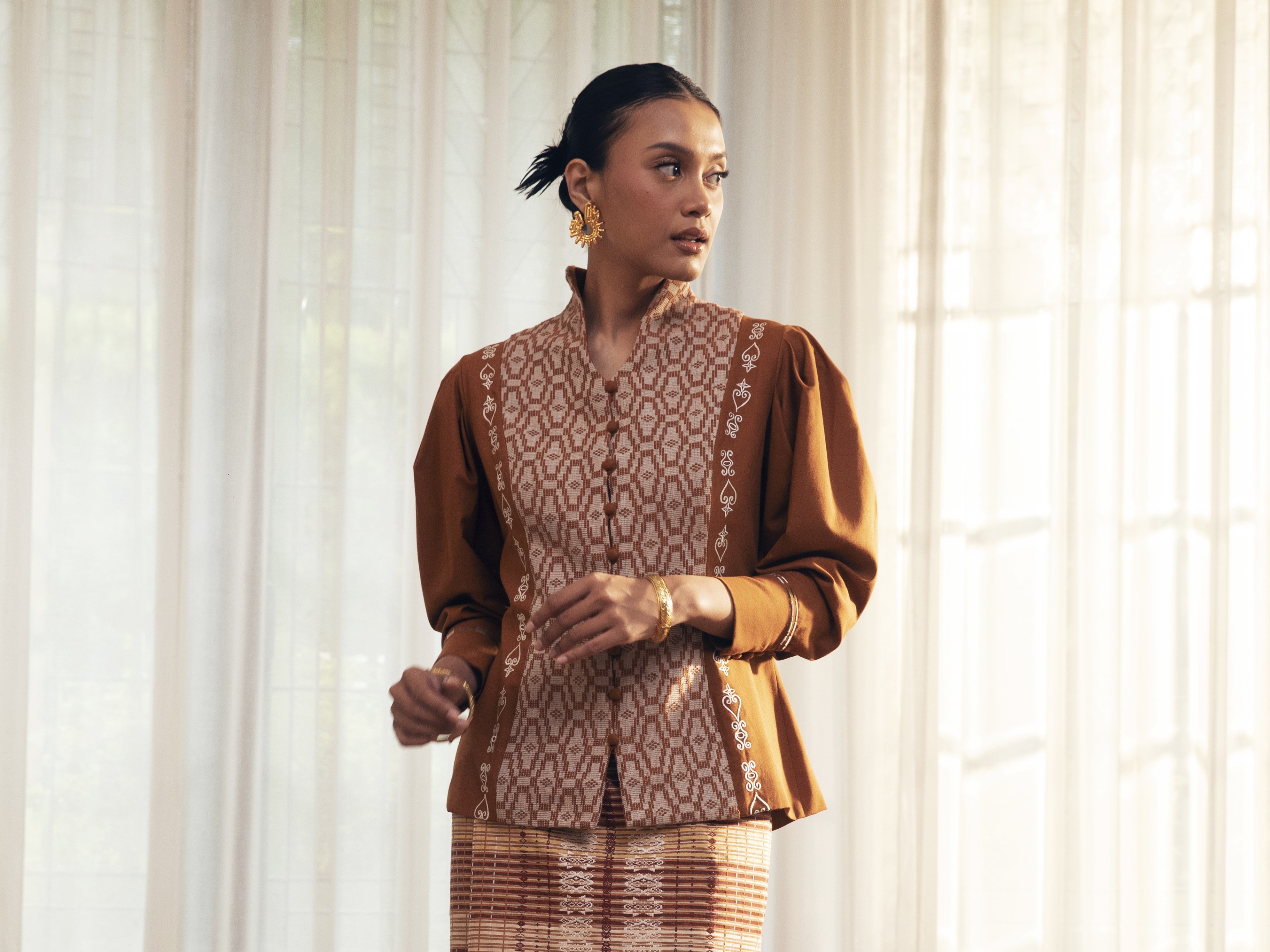 Inspirasi Outfit Bukber dengan Tenun dan Pewarnaan Alam – Tobatenun